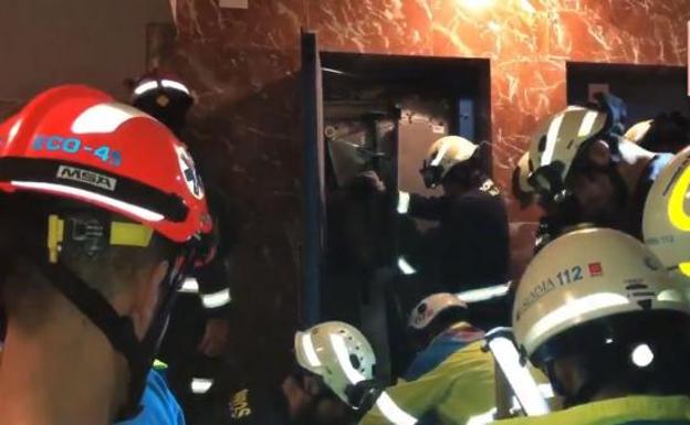Sucesos: Se desploma el ascensor con él dentro, cae desde un 4º y ...