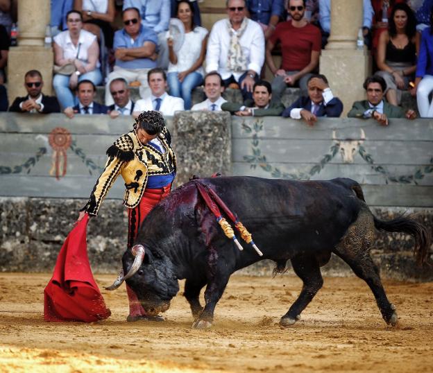 La ambición y el buen toreo de capote de Aguado sobresalen en la ...