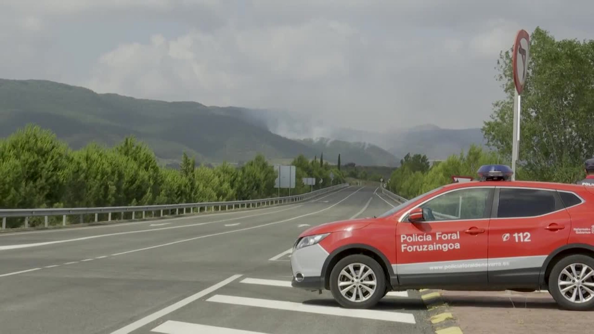 Hidroaviones tratan de sofocar el incendio forestal de Ujué (Navarra ...