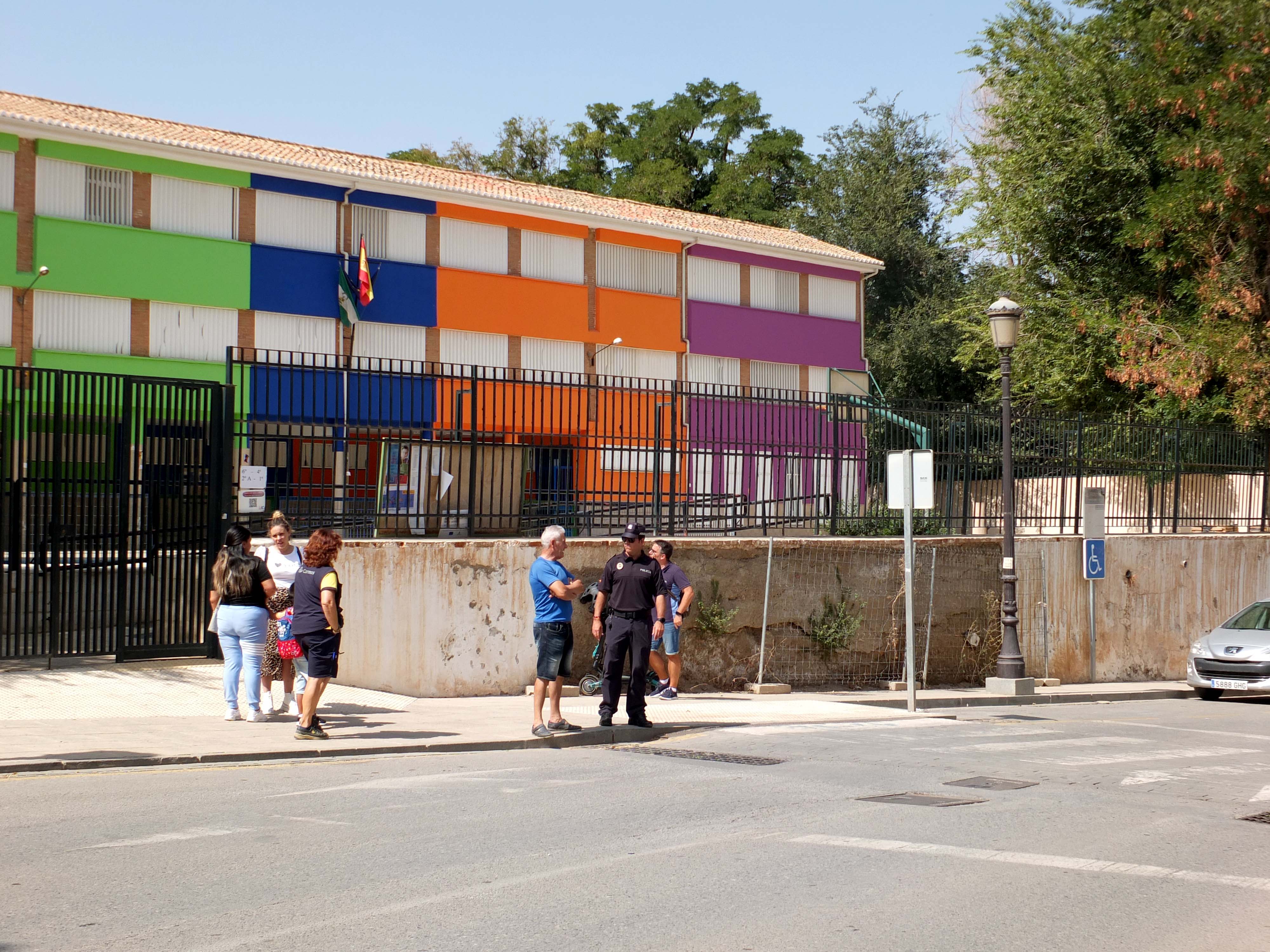 Educación en Granada | Preocupación por el mal estado del muro exterior ...