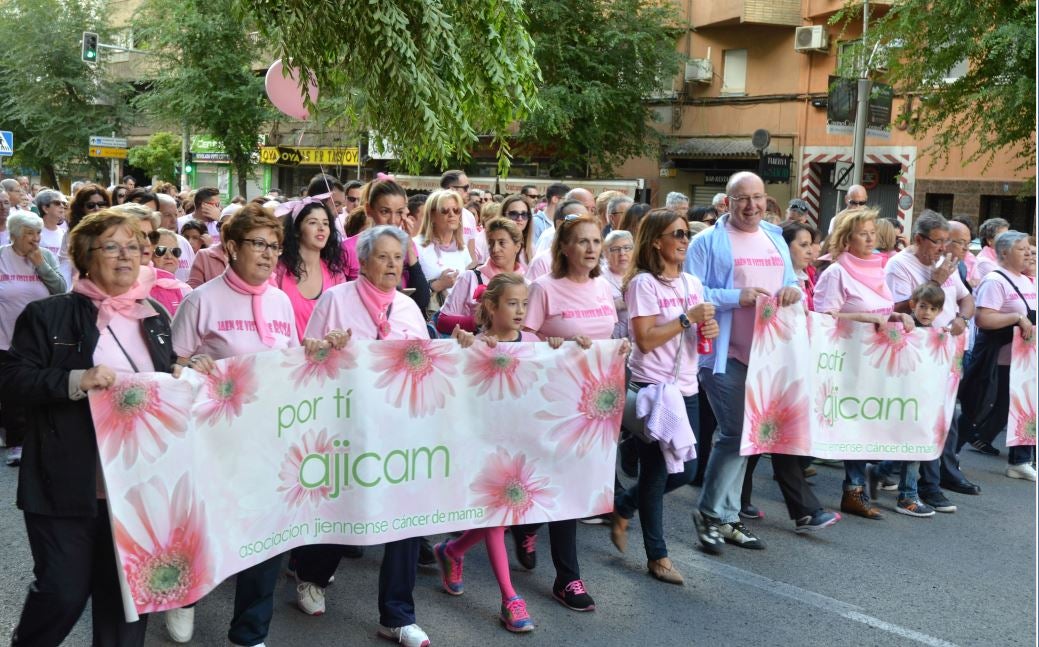 La X Marcha Rosa de la Asociación Jienense del Cáncer de Mama, el 23 de ...