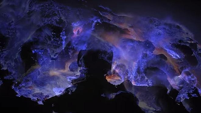El espectacular volcán que escupe lava azul | Ideal